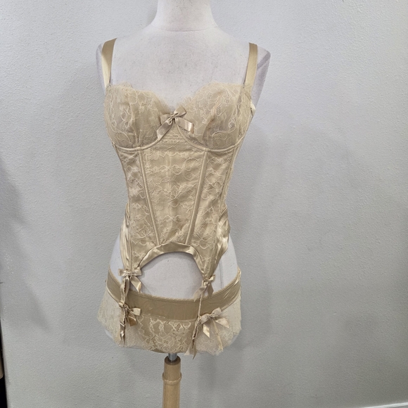 Mullesia | Intimates & Sleepwear | Luxurious Cream Lace Bustier Set ...